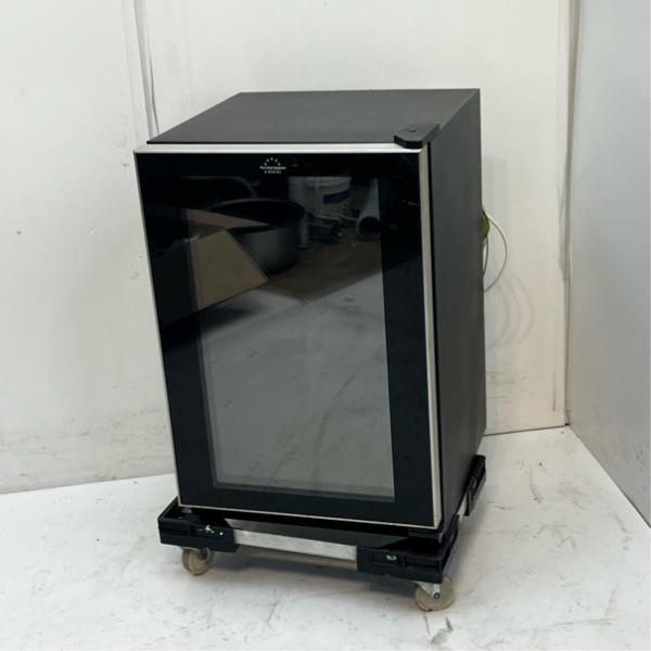 ■管理番号：4400000130713■メーカー：フォルスタージャパン■型番：FJC-85G(BK)■電源：単相100V■周波数：50/60Hz■消費電力：82/82W■温度帯：冷蔵：6〜18℃■内容量：冷蔵：83L■能力：収納本数：26本...