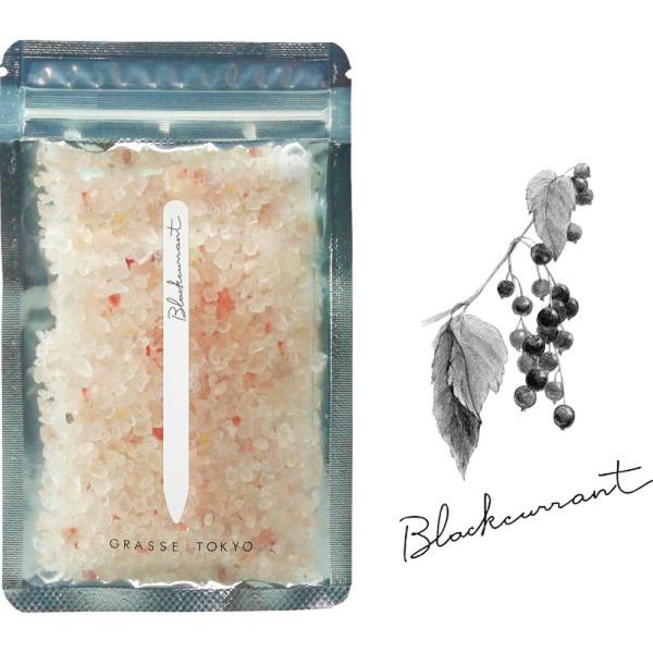 【商品名】 フレグランスソルト60カラント 【内容】●内容量＝60ｇ 2回分 ●不織布バッグ2枚付 【箱サイズ】9.8×0.5×16cm 【商品について】岩塩と香料のみのシンプルなレシピ。かわいい見た目と金額感から、ギフト需要が高い商品です。