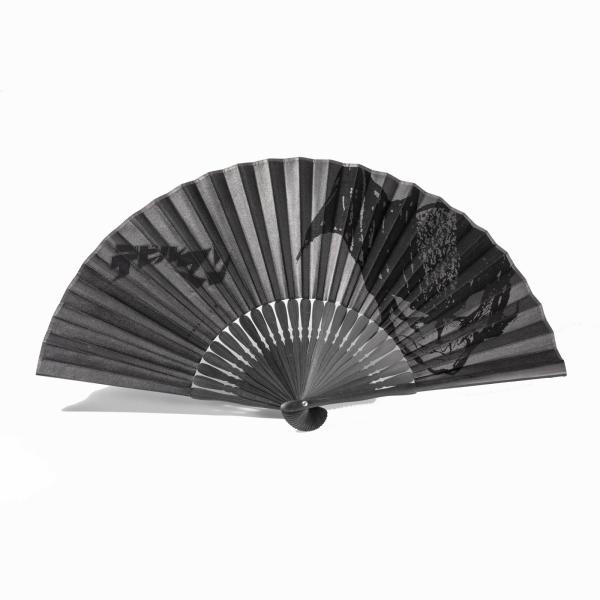 ”上質なディアスキンを使用したレザーの扇子”&amp;nbsp;T.A.Sと永井豪先生によるデビルマンのコラボレーションモデルはラグジュアリーな雰囲気とトレンド感のあるデザインが特徴的。他にはないオリジナリティのあるデザインなので、プレゼン...