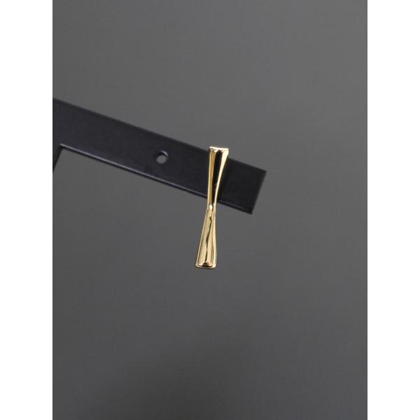 ”上下にテーパードしているバトンのようなピアス”現代アートのようなアバンギャルドさと、知的な印象を併せ持っています。”こちらの商品は片耳(1個)での販売となります”※画像はサンプル画像(SILVER)になります。