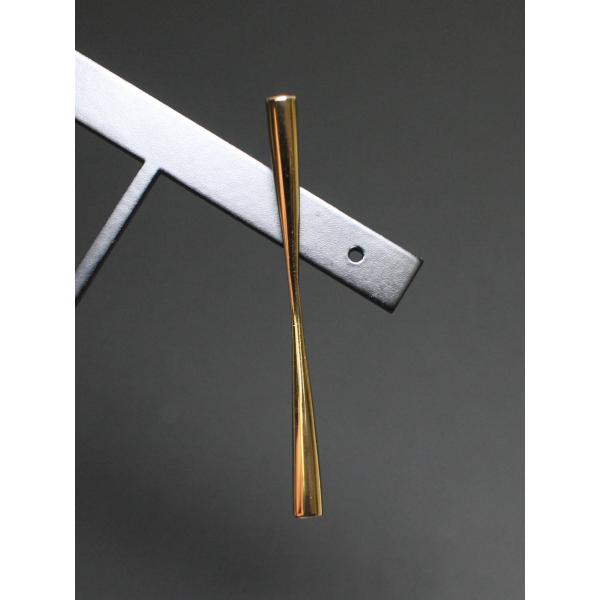 ”上下にテーパードしているバトンのようなピアス”現代アートのようなアバンギャルドさと、知的な印象を併せ持っています。”こちらの商品は片耳(1個)での販売となります”※画像はサンプル画像(SILVER)になります。