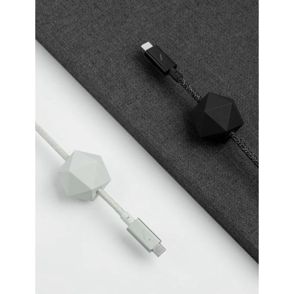 ”スタイリッシュなデザインのUSBケーブルは高速充電対応でホームオフィスのマストアイテム”滑り止め付きアンカーウエイトで、ケーブルの置き場所の調整が可能。見た目の良さも加わりデスク周りをおしゃれに演出。ギフトにもおすすめのアイテムです。Ty...