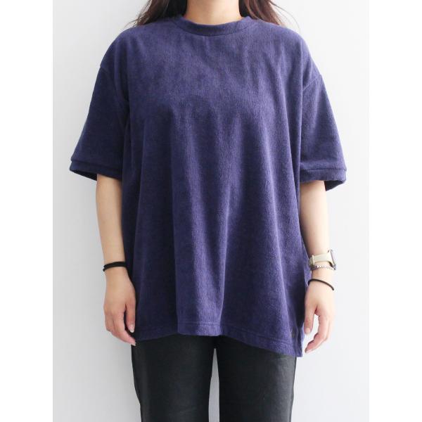 ”特徴的なサイズバランスにより、新たなフィット感、シルエットを構築した定番Tシャツ”前後で丈の長さを変えることにより遊び心を加え、裾のサイドにスリットを入れることにより、快適な着用感と、リラクゼーションな雰囲気を表現。お洒落なルームウェア、...