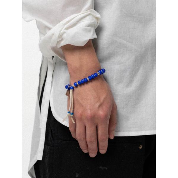 鮮やかなカラーが目を引くビーズブレスレット 均一に並べたビーズにアクセントパーツを組み合わせ、シンプルながらも程よい存在感のあるデザインに仕上げています。紐仕様のため手首にフィットしやすく、サイズ調整が可能。 軽やかな着用感で、デイリー使い...