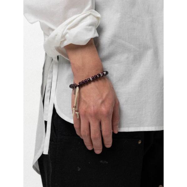 鮮やかなカラーが目を引くビーズブレスレット 均一に並べたビーズにアクセントパーツを組み合わせ、シンプルながらも程よい存在感のあるデザインに仕上げています。紐仕様のため手首にフィットしやすく、サイズ調整が可能。 軽やかな着用感で、デイリー使い...