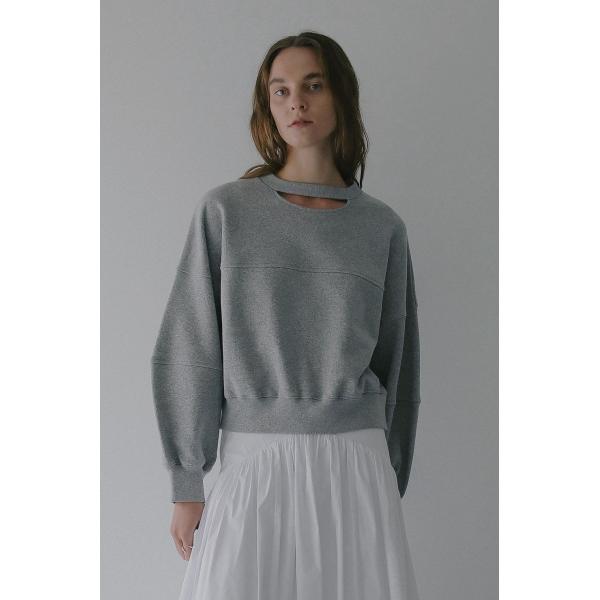 MANOF定番の三日月型に空いたネックデザインを採用したスウェットの新型が登場。 ブランドらしいアイコニックなネックデザインをベースに、シルエットとバランスをアップデートした一着です。身頃には切り替えを入れることで、MANOFらしい丸みと立...