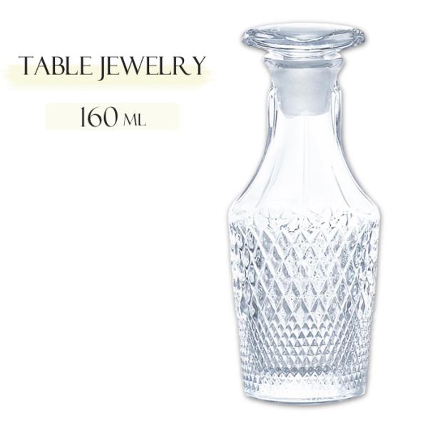 クリスタルガラス製の液だれしにくい調味料入れ、「TABLE JEWELRY」シリーズ。注ぎ口をひねってあれば倒れても漏れないのはもちろん、中身の蒸発も防ぎます。蓋と瓶の勘合部は擦りガラスになっており、蓋は軽く指を添えるだけでセットが可能。（...