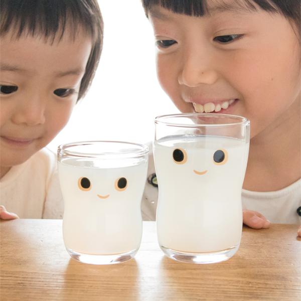 ※この商品はSサイズ1個、Mサイズ1個のペアセットです。つよいこグラスは、ガラス食器は割れる、という理由で子供から遠ざけるのではなく、「物を丁寧に扱う経験」や、ガラスという天然素材に触れさせ「感性を育むこと」をコンセプトに、保育士さんの視点...