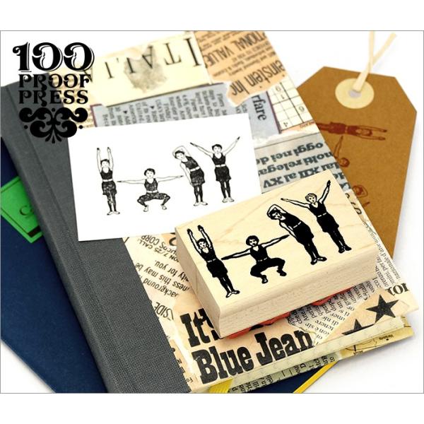 アンティークな絵柄がお洒落なラバースタンプ。レトロでユニークな体操のイラスト。メッセージカードやラッピング、スクラップブック・アルバムなどに。【サイズ】本体サイズ：幅6×奥行3.9×厚さ2.7cm印面サイズ：横5.5×縦2.7cm※サイズは...