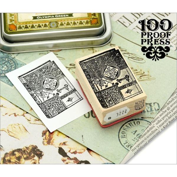 アンティークな絵柄がお洒落なラバースタンプ。レトロでお洒落な古書モチーフ。【サイズ】本体サイズ：幅3.9×奥行5.5×厚さ2.7cm印面サイズ：横3.5×縦5.1cm※サイズはすべて概寸です。 MADE IN USA【ご注意】※持ち手(木製...