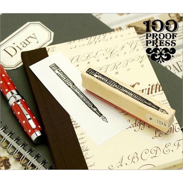 アンティークな絵柄がお洒落なラバースタンプ。レトロな趣の万年筆柄。【サイズ】本体サイズ：幅1.4×奥行8.6×厚さ2.7cm印面サイズ：横0.7×縦8.2cm※サイズはすべて概寸です。MADE IN USA【ご注意】※持ち手(木製)に貼られ...