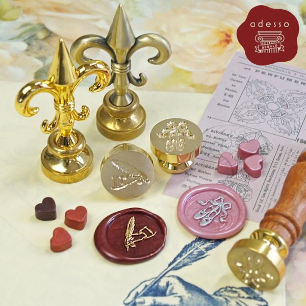 サイズ：全長5.5cm商品説明：フィレンツェのモチーフでもあるIris（アイリス）型のシーリングスタンプ用ハンドル。金属製のため重みもあり、安定感のある使用感。写真で分かる通り、他のハンドルに比べ少し小振りなサイズ感のため置いてあるだけでも...