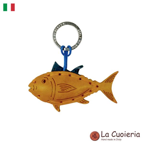 かわいい表情のマグロモチーフのトスカーナレザー製（本革）のキーホルダー。ヒレのカラーが異なるのがポイント。イタリア製 Made in Italyサイズ■レザー部分の大きさ：最大約5×8.5cm■全長：縱約9cm※ハンドメイドのため紐の長さに...