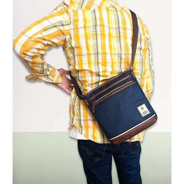 ツイル織の適度な光沢のあるポリエステル素材を使用し、本革のような風合いの合成皮革を効かせ、アンティークゴールドのメタルを使ったクラシックなカジュアルシリーズ。前面・背面共に、大きなファスナーポケットがあり、さらに出し入れしやすいマグホックポ...