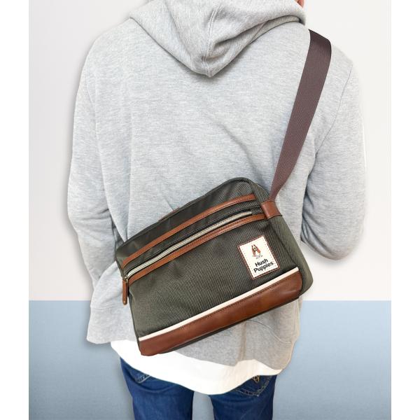 ツイル織の適度な光沢のあるポリエステル素材を使用し、本革のような風合いの合成皮革を効かせ、アンティークゴールドのメタルを使ったクラシックなカジュアルシリーズ。前面・背面共に、大きなファスナーポケットがあり、さらに出し入れしやすいマグホックポ...