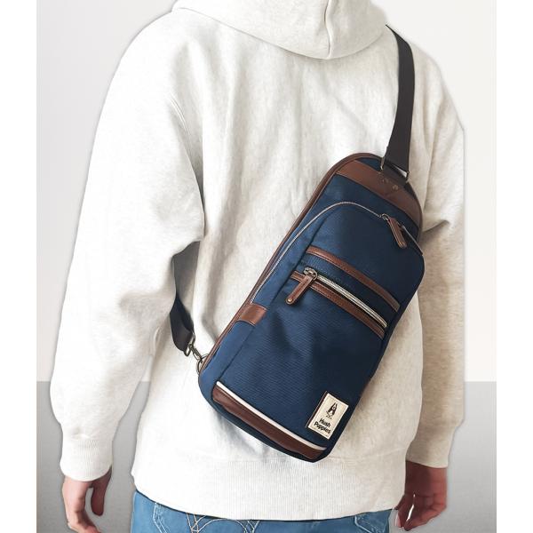 ツイル織の適度な光沢のあるポリエステル素材を使用し、本革のような風合いの合成皮革を効かせ、アンティークゴールドのメタルを使ったクラシックなカジュアルシリーズ。前面にファスナーポケットがあり、メインファスナーは左右どちらでも引っ張れるWジップ...