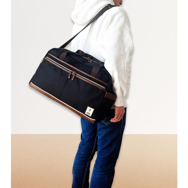 ツイル織の適度な光沢のあるポリエステル素材を使用し、本革のような風合いの合成皮革を効かせ、アンティークゴールドのメタルを使ったクラシックなカジュアルシリーズ。前面・背面共に、大きなファスナーポケットがあり、さらに出し入れしやすいサイドポケッ...