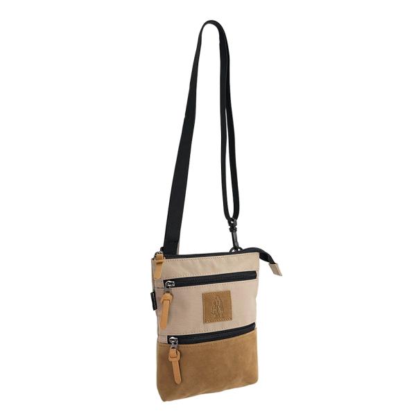 軽量で使いやすいHush Puppies（ハッシュパピー）のメンズ向け縦型ショルダーバッグ。撥水性のあるポリエステル素材を使用し、突然の雨や汚れにも強いのが魅力です。※完全防水ではございません。またファスナーに止水機能はございません。本体に...