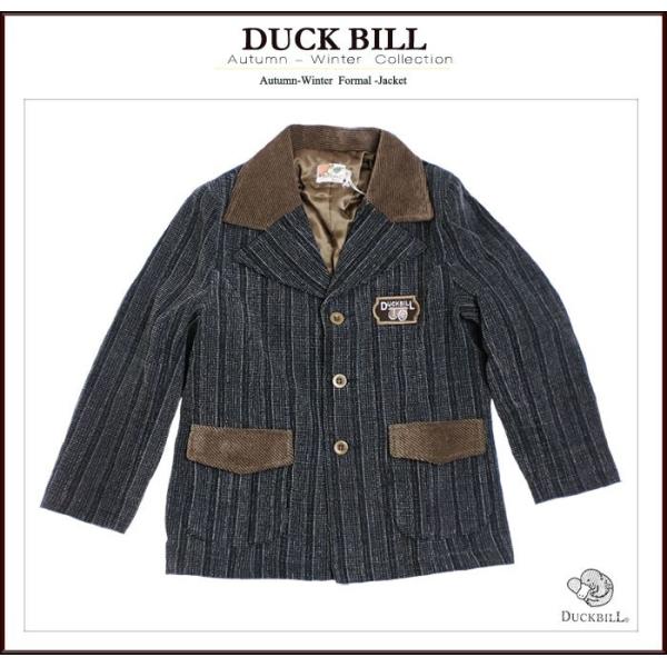 大人顔負けデザインのツイードジャケットです。紳士物同様の本格派仕上げ、ちょっとしたフォーマルからお出かけ着にまで幅広くお召しいただけます。裏地は光沢あるサテン生地。薄綿も入って初春、秋口に重宝する嬉しいフォーマルジャケット。左胸にはカントリ...