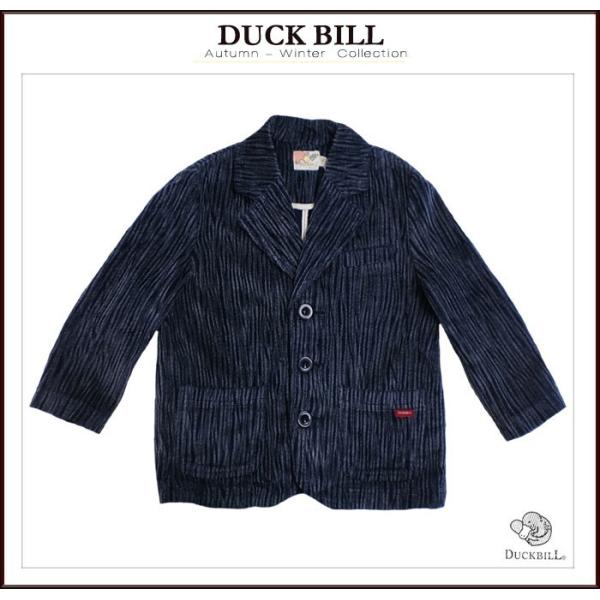ストライプ模様のベーシックなコーデュロイジャケットです。 前ポケットが2つ、胸ポケットが1つの本格的な紳士スタイル。 前3つボタンで、今風のスッキリとしたデザインです。 前左ポケットのみダックビルのロゴワッペン。 ワンポイントでオシャレな演...