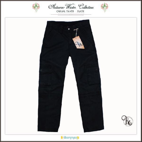 手ざわりの良い上品質な綿100％のパンツです。目だった飾りもなくシンプルな仕上がりになっているので、お手持ちのお洋服とも合わせやすいです！ウエストはアジャスターゴム仕様、前と後ろサイトを合わせて6つのポケットがあります。シンプルな中にパッと...