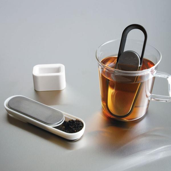 スティック型のシンプルなデザインが美しい、LOOP TEA STRAINER（ループティーストレーナ）。スライドしてフタを開け茶葉をすくえるので、ティースプーンいらずで1杯分を計量、抽出。使用後に置けるスタンド付、フタを外して洗えるのでお手...