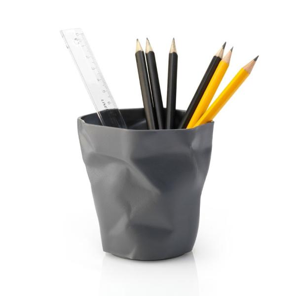 BinBinのデザインをそのままコンパクトにしたPenPenは、物と用途の共通性から生まれました。ペンは紙に書く事の為に存在し、その際の書き損じにより生まれる紙屑。ゴミを捨てる事へのアンチテーゼでもあるBinBinに対して、PenPenは余...