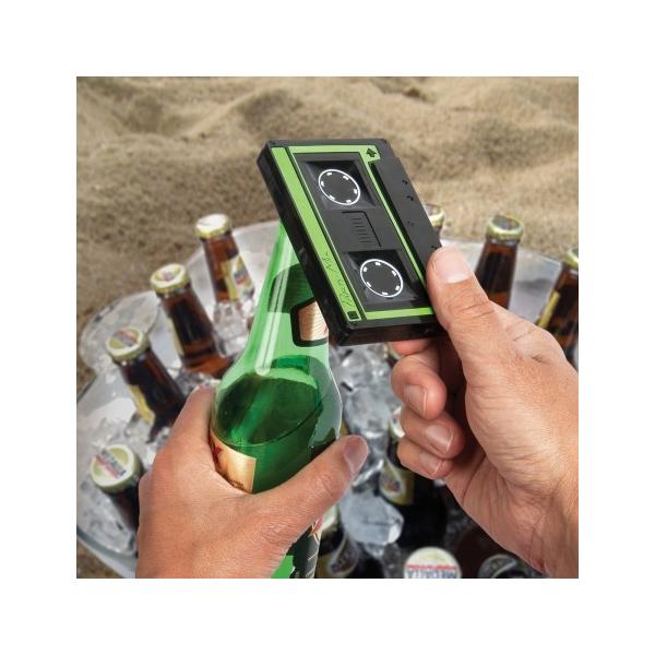 鉛筆を回してテープの緩みを直し、ラジオから流れる曲を録音するためにいつまでも待ち、いざ！となったら再生と録音ボタンが同時に上手く押せない・・・。そんな記憶を呼び覚ます、レトロな雰囲気たっぷりのカセットテープのボトルオープナー。大切な人と次の...