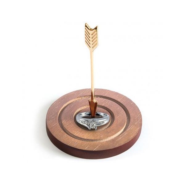 今日絶対着けたいあの指輪・・・あと、いつも見つからない鍵・・・でも、もう心配はいりません！もうすでに、あなたの探し物は矢で射抜かれています。的にバッチリと命中した矢が場所を教えてくれるユニークなホルダー。アクセサリーや鍵などの小物にどうぞ♪...