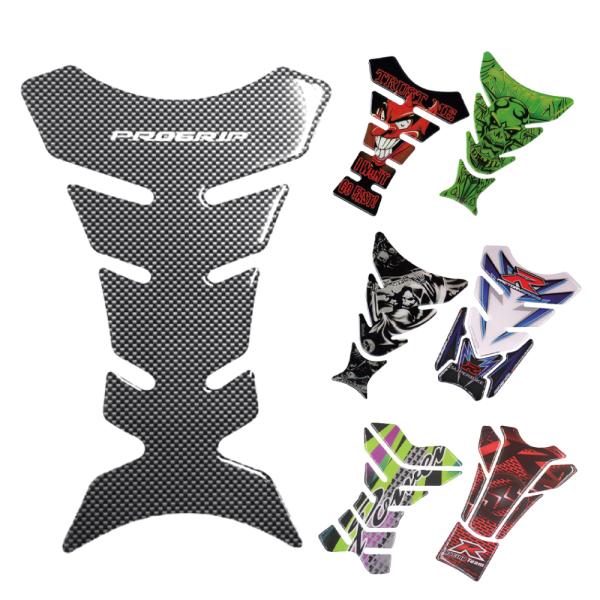 ・商品名バイク用タンクパッド・サイズ※画像参照汎用バイクガソリンタンクパッドです。ガソリンタンクに貼る事により、衣類のファスナー等による傷つきを防止します。裏面に両面テープ付き。やわらかい素材なので曲面にも貼り付け可能です。当方では取り付け...