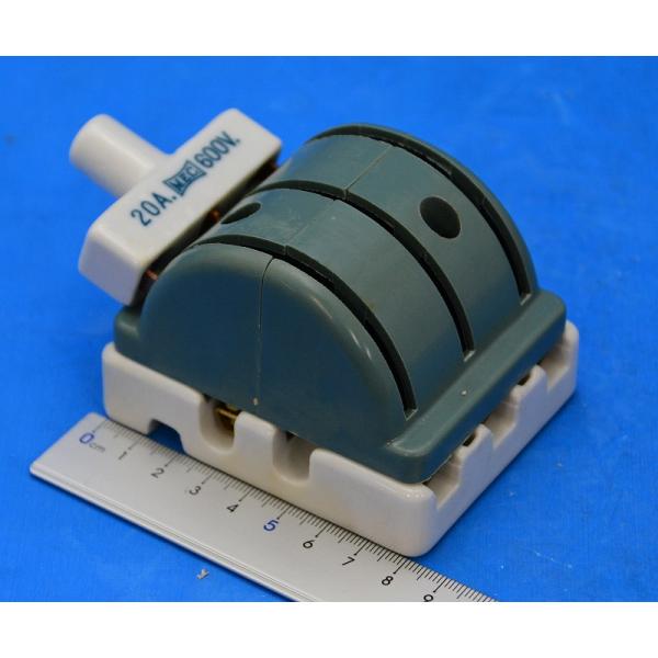 ※長期在庫品のため、多少の汚れや外箱に傷みがある場合がございます。商用・非常用電源の切替およびモーター付加の切替に使用する切替開閉器電源切替スイッチ用途　回路の切替定格電圧　250v端子構造　電線直締形