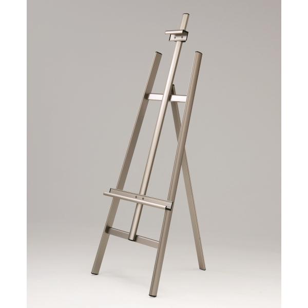 ●パネルが映える、高質感アルミイーゼル。A1適応。＝仕様＝対応サイズ：A2・B2・A1・B1　パネル厚30mmまで本体：アルミ押出材　アルマイト仕上重量：3.3kg静止安全荷重：8kgまで折りたたみ式