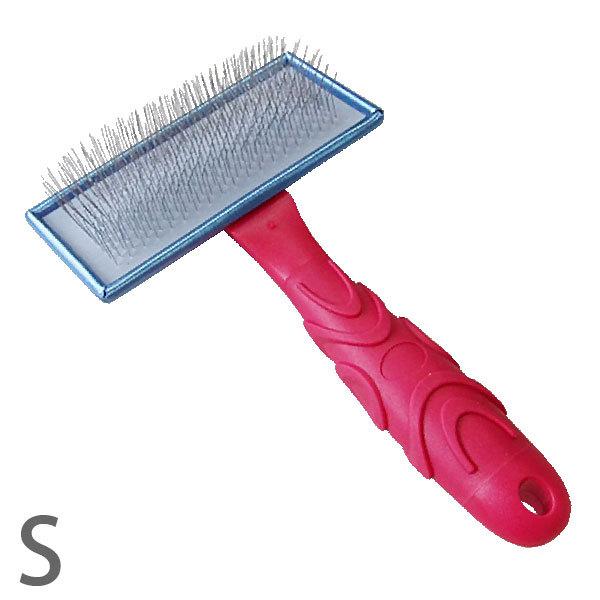 軽量なアルミフレームを採用。硬く軽量なPPにゴムのような弾性を持つTPEを組み合わせたハンドル、リップルスタイルで手からすべらずホールド感アップ。細く柔らかなピンで被毛に優しく負担を軽減し、ピン先の角度が緩めで皮膚や被毛をいたわるお手入れに...