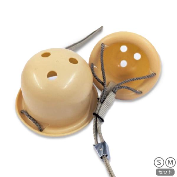 リニューアルになりました！顔全体を覆うタイプのマスク、口輪です。ワンちゃんネコちゃんを思いやった、ふちのまるみが魅力！ワンタッチで取り付け可能、マズルの短い犬や猫に適しています。【サイズ】S：約 A5.5×B7.5cm（超小型犬・仔猫など）...