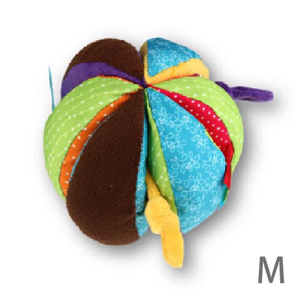 様々な柄が可愛いパッチワーク風の生地のボールです。それぞれの房にはカシャカシャ音がするクリンクルやスクィーカーが入っており、わんちゃんが楽しめる仕掛けがたくさんあります。房の間にトリーツを挟んで知育トーイとして遊ぶこともできます。サイズ：高...