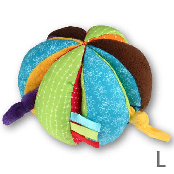 様々な柄が可愛いパッチワーク風の生地のボールです。それぞれの房にはカシャカシャ音がするクリンクルやスクィーカーが入っており、わんちゃんが楽しめる仕掛けがたくさんあります。房の間にトリーツを挟んで知育トーイとして遊ぶこともできます。サイズ：高...