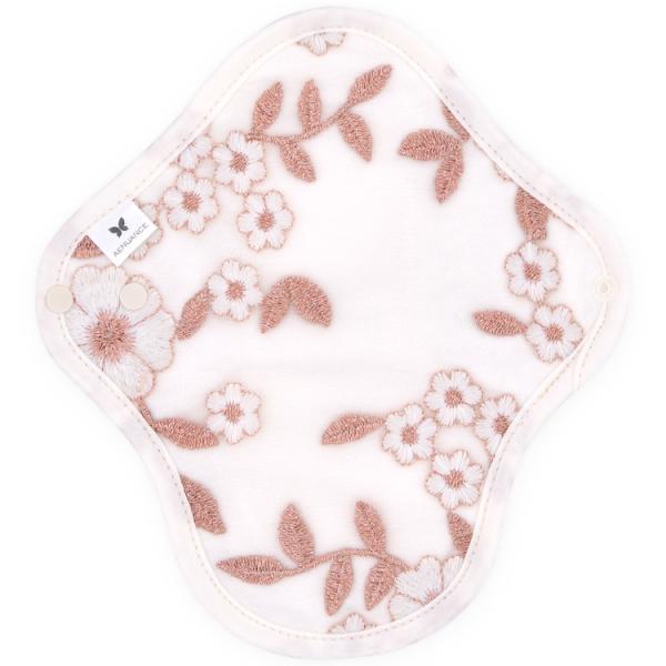 冷え症対策に最適な布ライナーです。取り換える度にまるで洗いたての下着を付けたような気分であなたの清潔で快適な毎日を応援します！肌面がオーガニックコットンのショーツと同じニット生地で、優しい肌ざわりと、素肌感が優れています。紙ナプキン特有のカ...