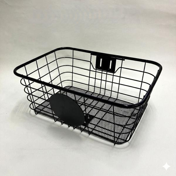 通勤・通学から、お買い物まで。お好きなステッカーを貼ってカスタマイズも可能なプレートが付いた、幅広のワイヤーバスケット●サイズ（外寸）／上面：約W460mm×D320mm×H185mm、底面：約W390mm×D250mm●丸プレートサイズ／...