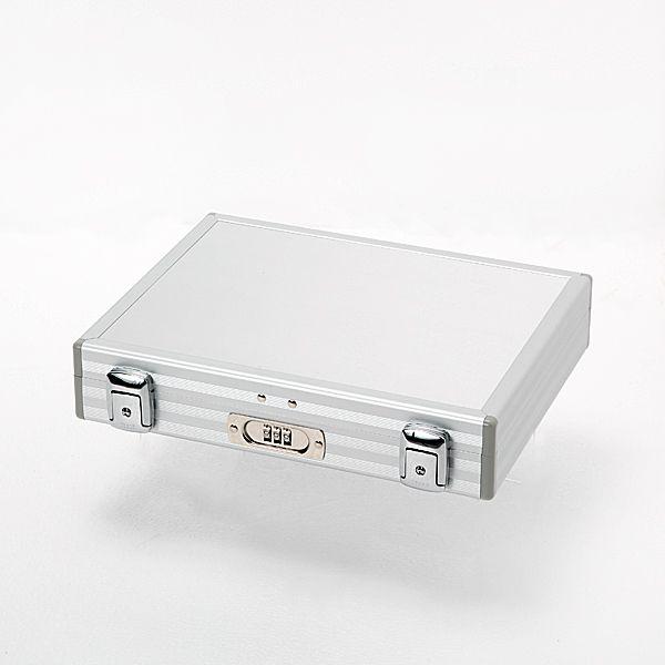 【商品詳細】ケース外寸サイズ：３０７mm×２３７mm×６２mmケース内寸サイズ：２９０mm×２００mm×５０mmケース重量：ケース１．２ｋg・フレーム式による薄型・軽量アルミアタッシュケース。・セキュリティは３桁ダイヤル錠と鍵付きパッチン錠...