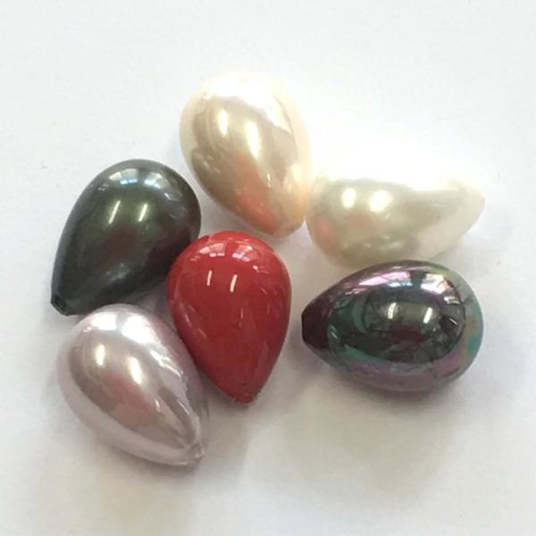 種類  貝パール個数 一個入りサイズ  約10mm×14mmカラー 6色展開※ピーコックグリーンABはオーロラ光沢加工です。※ペンダントトップやピアスに加工できる用に穴（ホール）が一箇所あいています。材質  貝パール備考  写真と実際の商品...