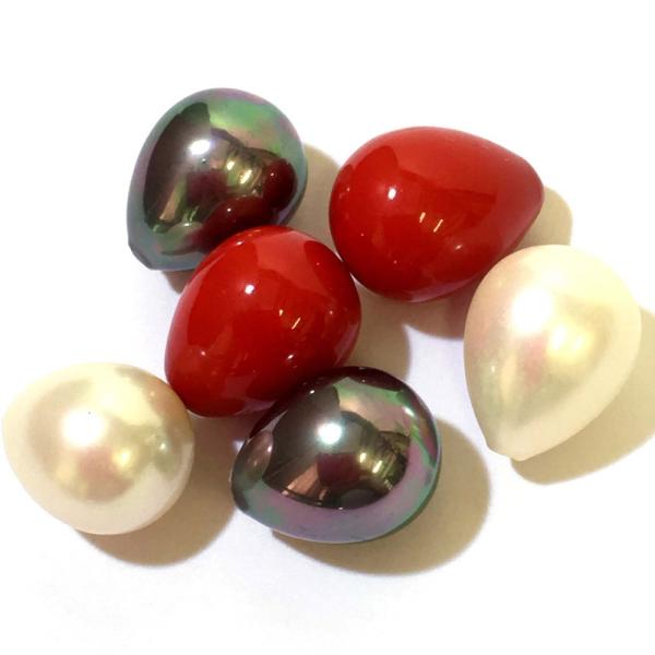 種類  貝パール個数 一個入りサイズ  約12mm×15mmカラー 3色展開※ピーコックグリーンABはオーロラ光沢加工です。※ペンダントトップやピアスに加工できる用に穴（ホール）が一箇所あいています。材質  貝パール備考  写真と実際の商品...