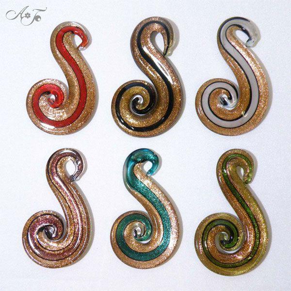 種類：ベネチアンガラス風ペンダントトップサイズ：約40mm×40mm ホール部分約5mm※手作りの為、大きさやデザインが若干異なる場合があります個数：1個入り備考：自然素材ですので、写真と実際の商品は、若干異なる場合があります。また、モニタ...