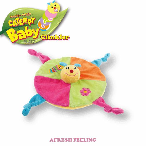 シャカシャカ鳴るクリンクルとタグが付いたフラットなボディ！頭にはキュッキュッと鳴るスクィーカー入り！【商品名】　キャタピーベイビー クリンクラー【寸　法】　幅約21cm×高さ約21cm×奥行6cm【材　質】　ポリエステル、PET、ポリエチレン