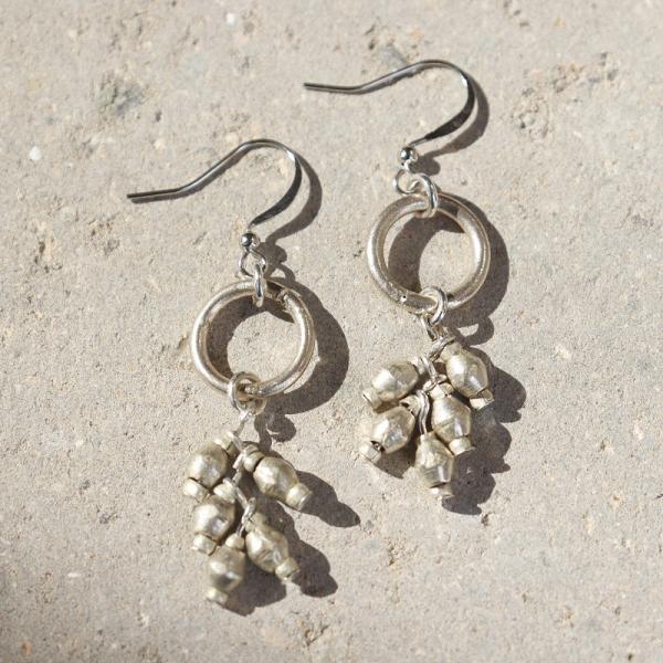 エチオピアのブランド、「エントトベス -Entoto Beth Artisan-」が展開するアクセサリーはどれもデザインが秀逸でヨーロッパなどでも高い評価を得ています。かつて内戦に苦しんだ土地柄、平和への願いもこめて武器からリサイクルした金...