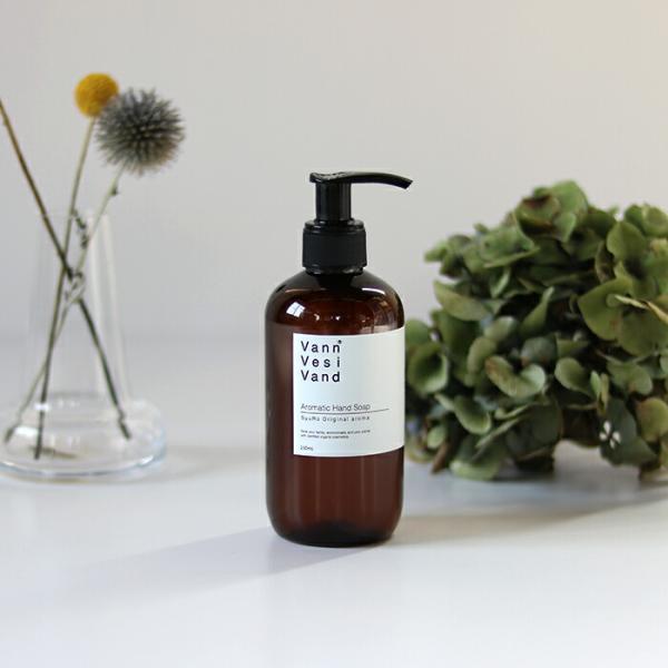 SyuRoオリジナルアロマは、爽やかでいて落ち着いた香りです。 Detail・全成分：水・ミリスチン酸K・ラウリン酸K・グリセリン・香料（天然エッセンシャルオイル）・パルミチン酸K・ヒドロキエチルセルロース ・オリジナルアロマ成分：フランキ...