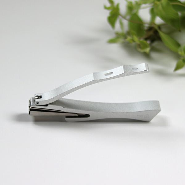 Detail【素材】・刃材：ハイカーボンステンレス鋼・フレーム、レバー：アルミ合金、アルマイト仕上げ【サイズ】123×16×25mm【重量】69g【製造国】日本Caution※モニター環境により、実際のカラーと異なって見える場合がございます...