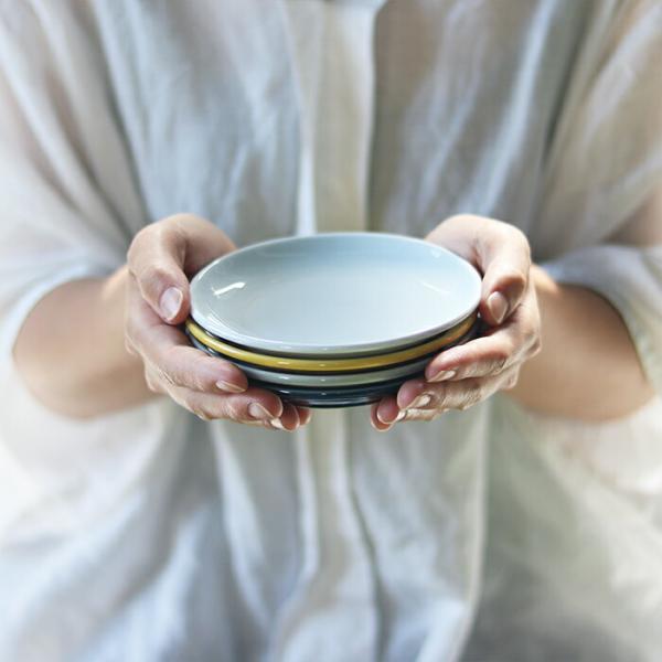 Detail・サイズ：W12xD12xH1.7cm・素材：磁器(波佐見焼)・オーブン・トースター・直火使用不可・電子レンジ　可・食洗器　可・直火でのご使用はできません。Caution※一つ一つ手作業で行っているため、色ムラ・形が微妙に異なる...