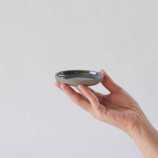 Detail・直径：8.5cm・高さ：1.2cm・材質：磁器・電子レンジ、食洗機OK・直火、オーブン不可Caution※商品によって下記のような状態がある場合があります。尚、メーカーでの検品をクリアした良品となりますので、予めご了承ください...