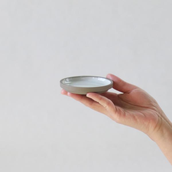 Detail・直径：8.5cm・高さ：1.2cm・材質：磁器・電子レンジ、食洗機OK・直火、オーブン不可Caution※商品によって下記のような状態がある場合があります。尚、メーカーでの検品をクリアした良品となりますので、予めご了承ください...