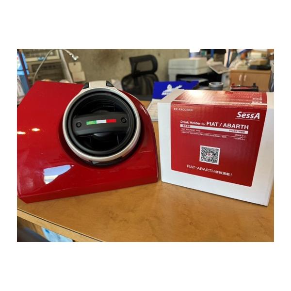 【SessA】ドリンクホルダー for FIAT/ABARTHFIAT/ABARTH専用 エアコン吹き出し口用ドリンクホルダー本体は、ブラックとシルバーのツートンカラーにトリコローレカラーがワンポイントとして描かれています。エアコン吹き出し...